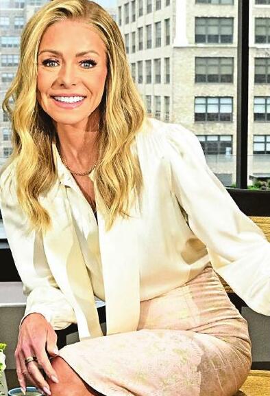 BAD JUJU PLAGUES KELLY'S NEW SET | National Enquirer - celebrity - Read this story on Magzter.com