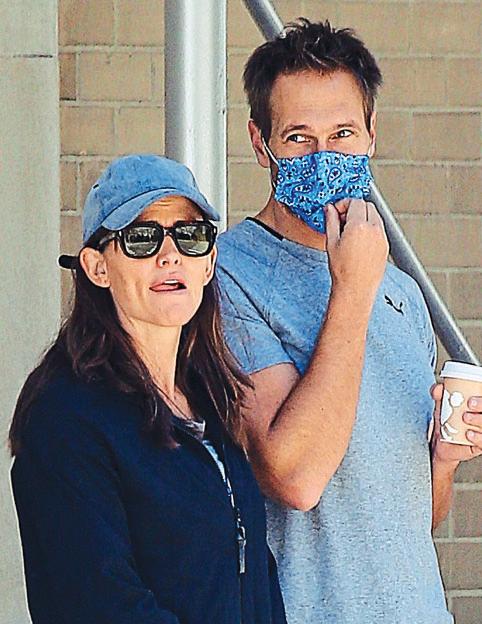 Jen & John NO INVITE FOR BEN! | Star - Celebrity - Read this story on Magzter.com