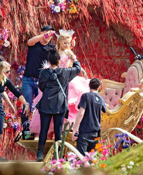 ARIANA GRANDE THE GOOD WITCH! | WHO - celebrity - Read this story on ...