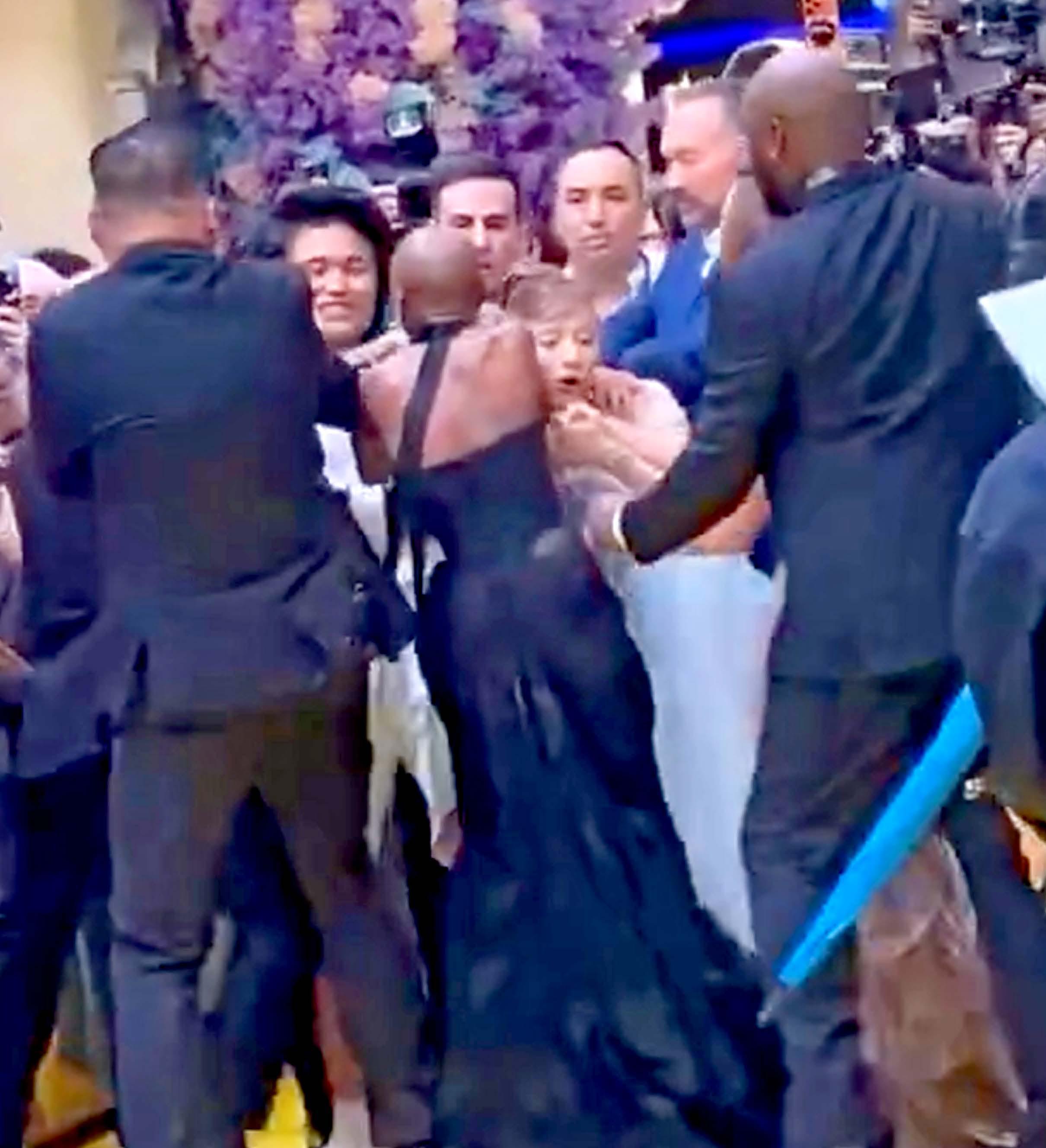 ARIANA GRANDE RED CARPET ATTACK | WHO - celebrity - Read this story on ...