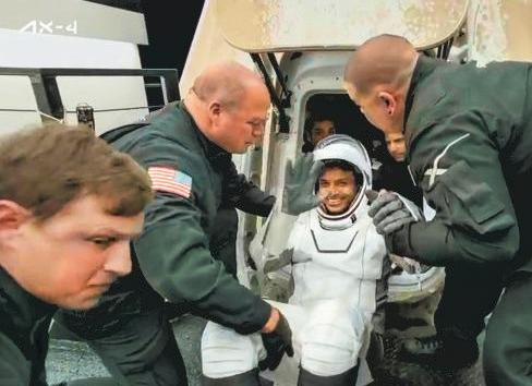 Shukla Back on Earth, India's Deep Space Dreams Get Wings | Business Standard - newspaper - Read ...