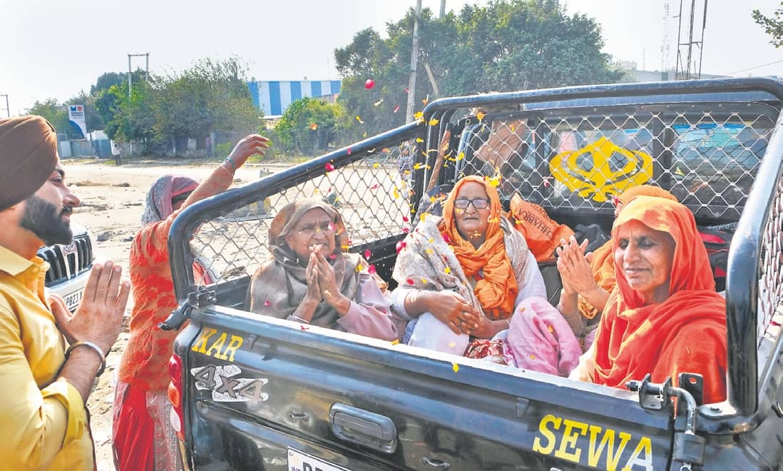 FEELING OF SEPARATION, PRIDE & JOY AS FARMERS LEAVE SINGHU | The ...