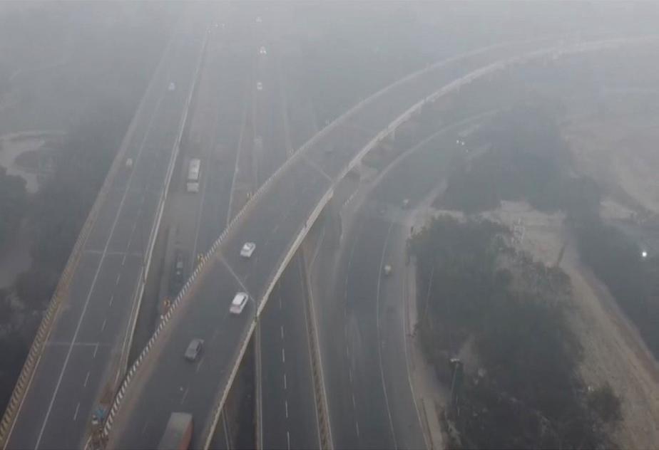 Delhi wakes up to chilly morning; AQI improves but smog persists | The ...