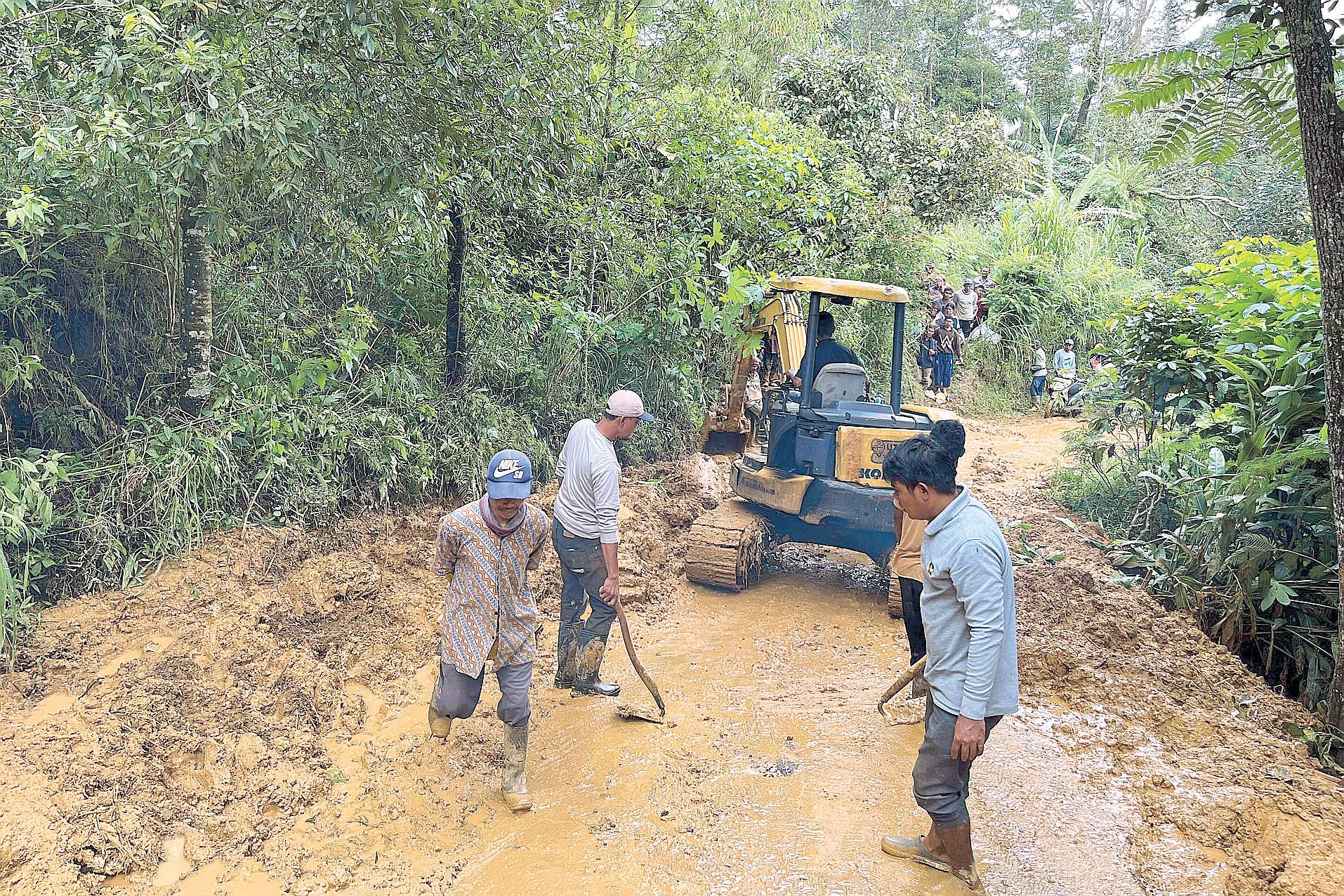 Indonesia rescuers search for survivors as landslide kills 19 - Read this story on Magzter.com