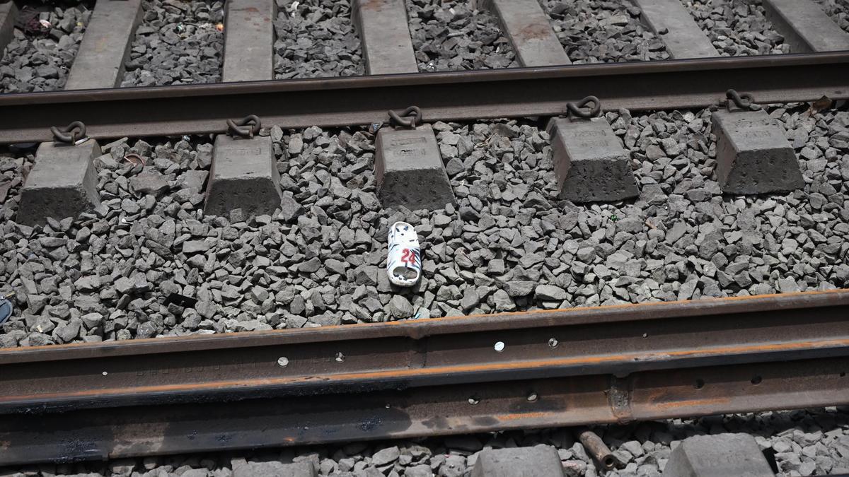 MUMBAI TRAIN ACCIDENT: FOUR DEAD AFTER FALLING OFF LOCAL TRAIN DUE TO ...