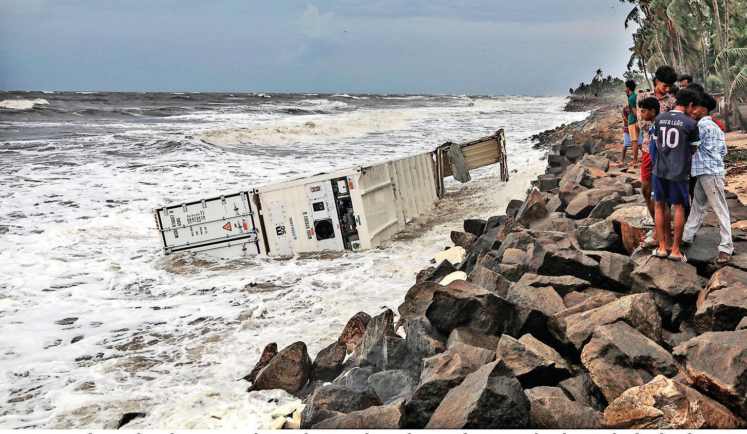 Oil spill spreading, high alert along Kerala coast | Ahmedabad Mirror ...