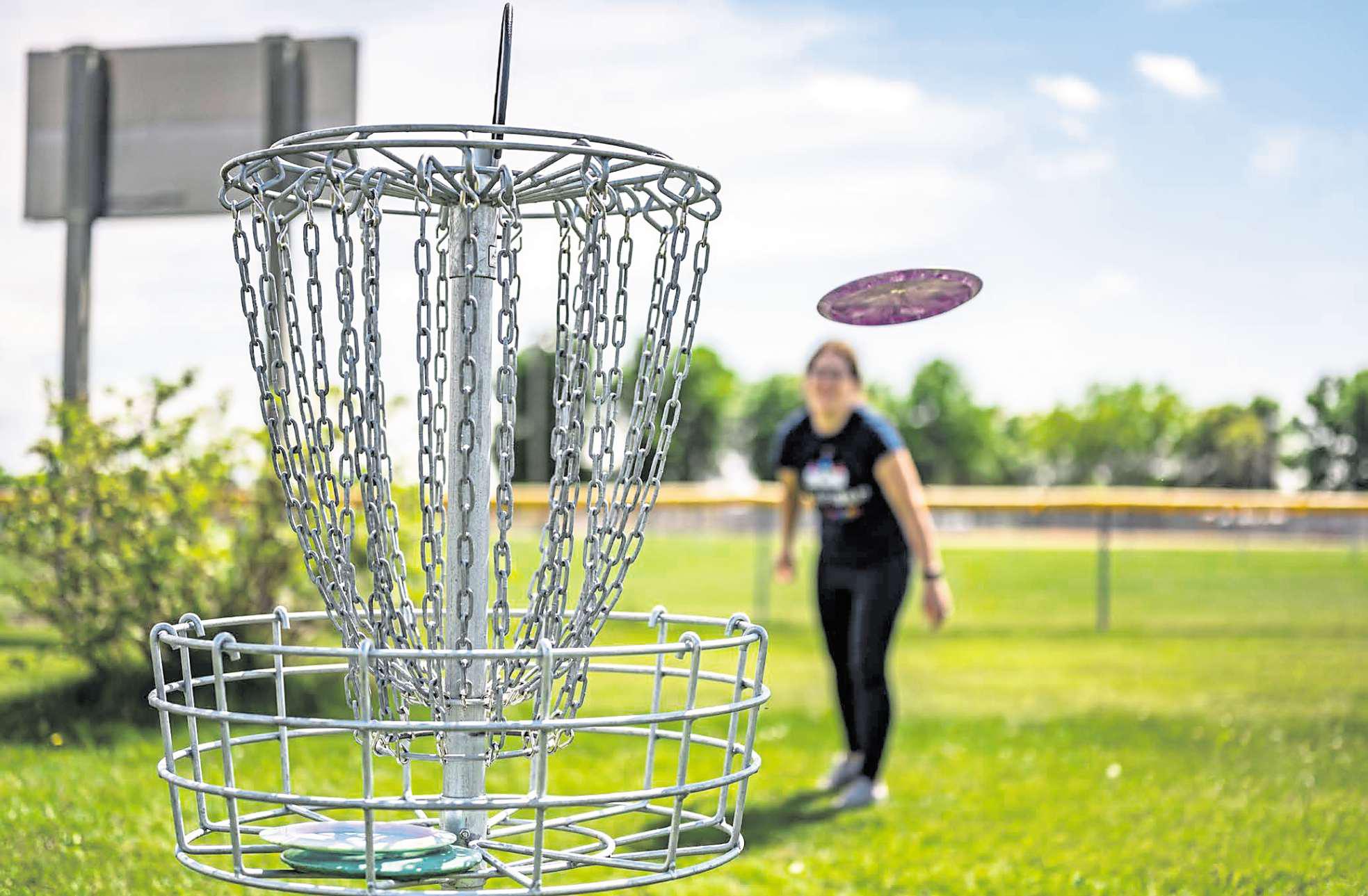 Frisbees fly as city welcomes disc golf to Hailes Quarry Park ...